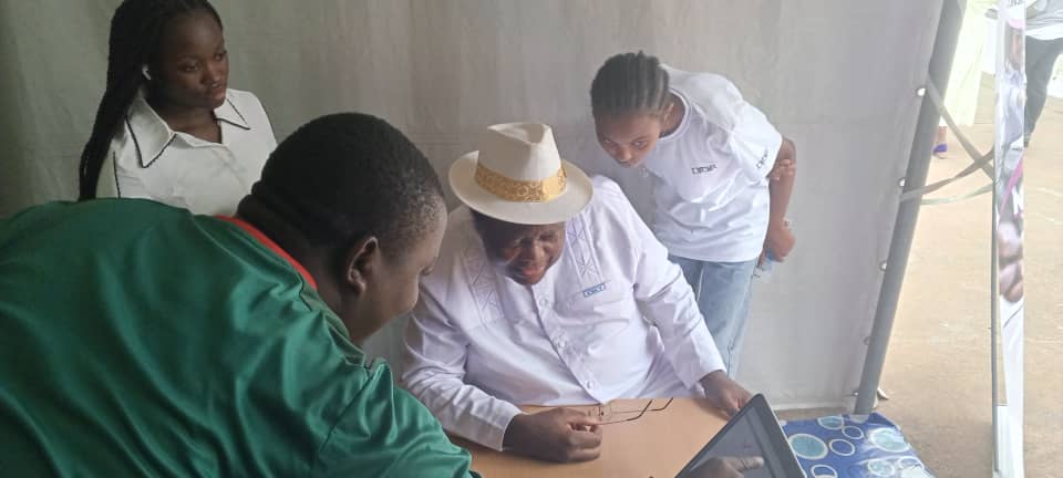 Promote 2024 : le Ministre Jean De Dieu Momo dans le stand de La Plume ...