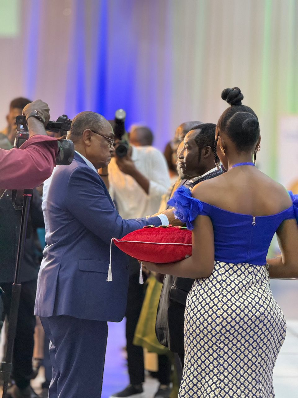 Source du Pays : une nouvelle usine ‘’moderne’’ et 1850 emplois en ...