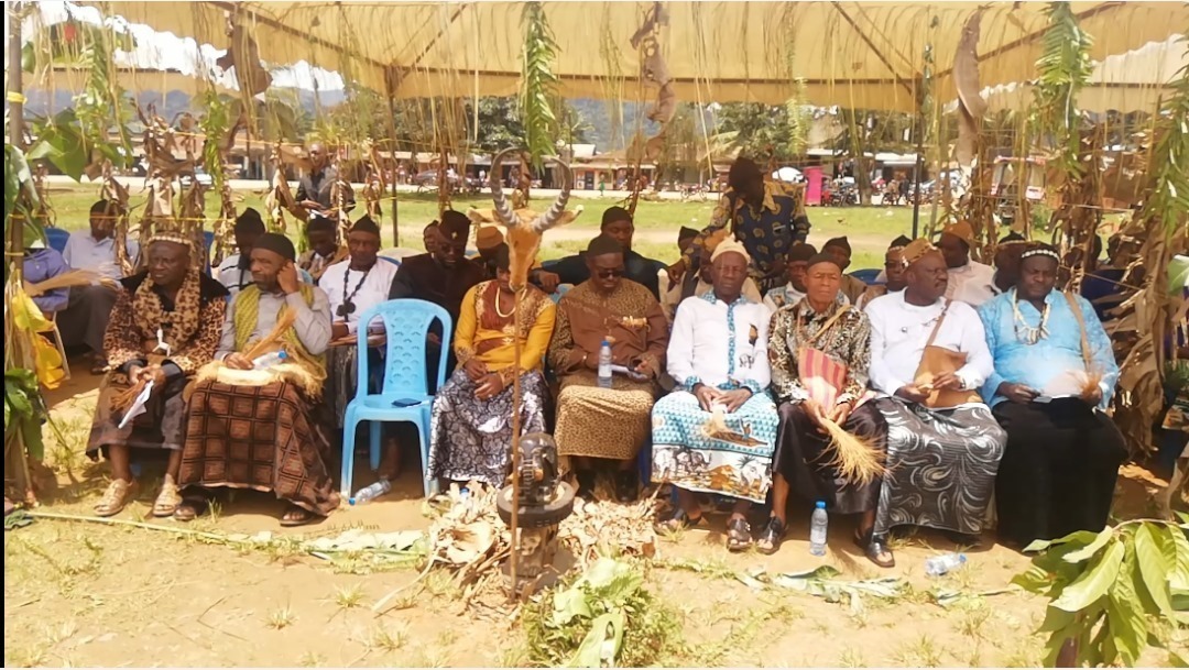 Face à l’agression des cultures occidentales, le peuple Mbo Sanzo sort ...